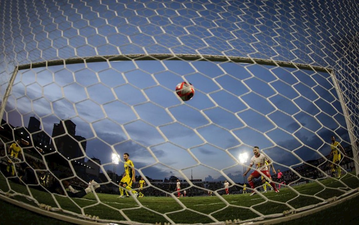 O que é o recuo de bola e quando o goleiro pode pegar com as mãos?