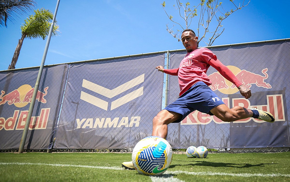 Laterais: Principal função e características no futebol de campo!